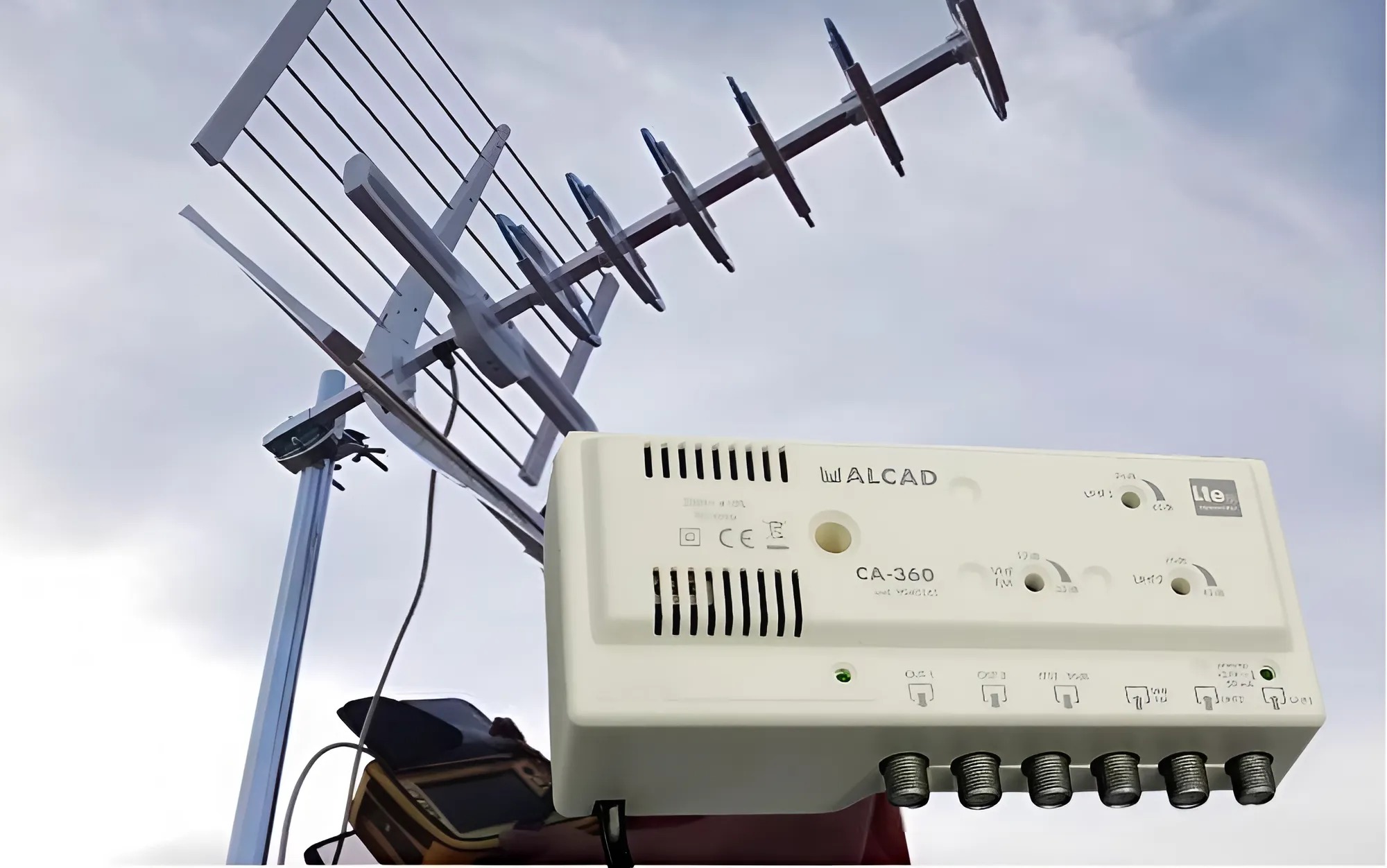 Amplificador Multibanda UHF-UHF-VHF/FM 2 Salidas LTE700